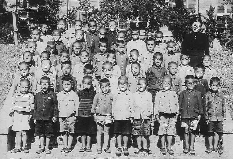 Japanese school uniform: Historical trends -- post war primary schools