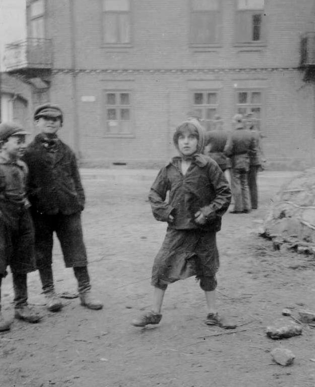 Jewish Education: The Ghettoes--Country Trends